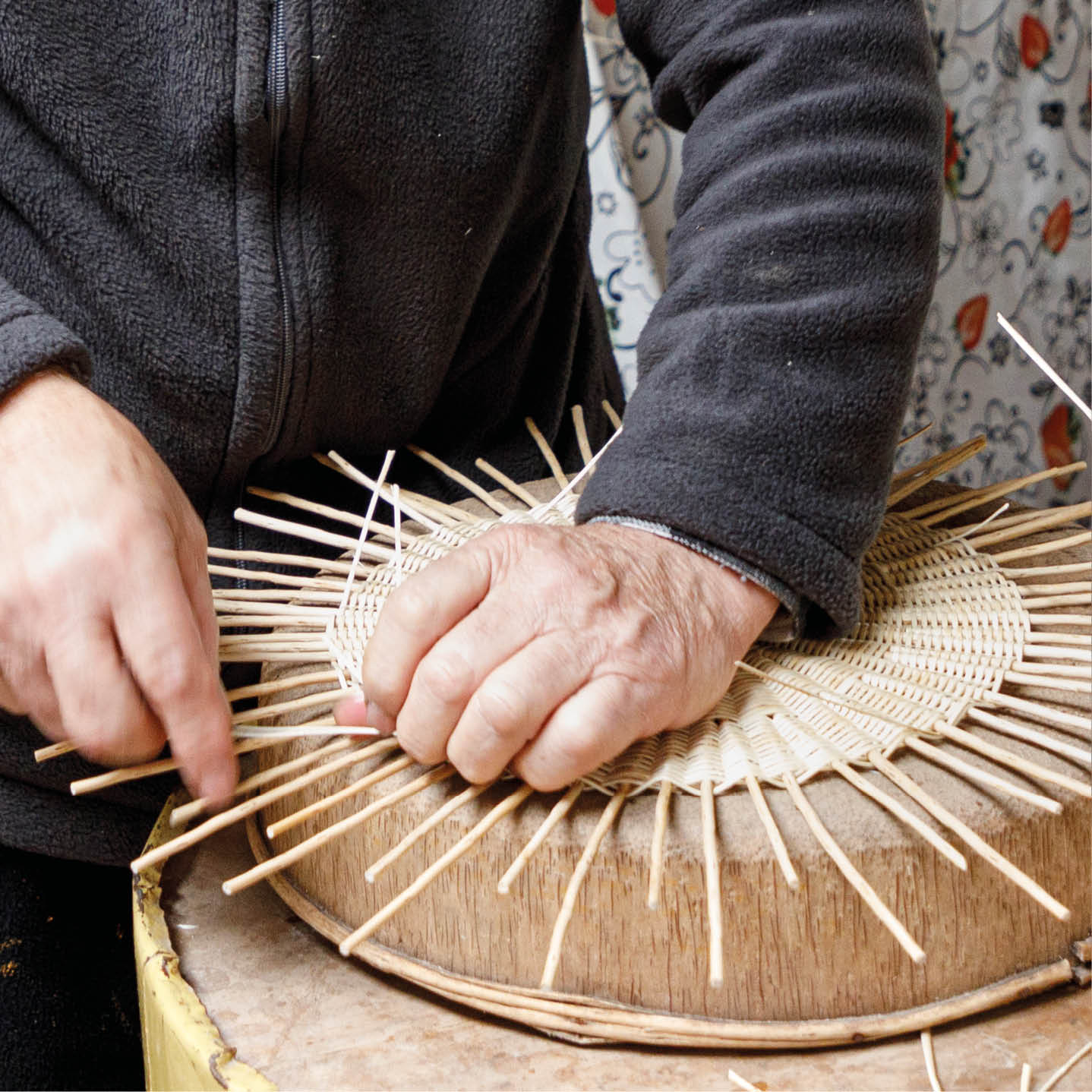 Taller de cestería en mimbre con Juan Figueroa (+15 años) — Artesanías ...